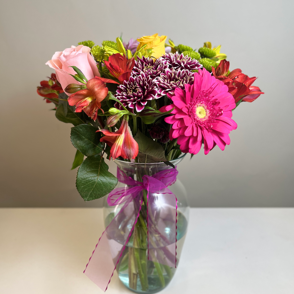 Arreglo mixto 15 varas en florero Samaritano con cinta – Rosatel Chile