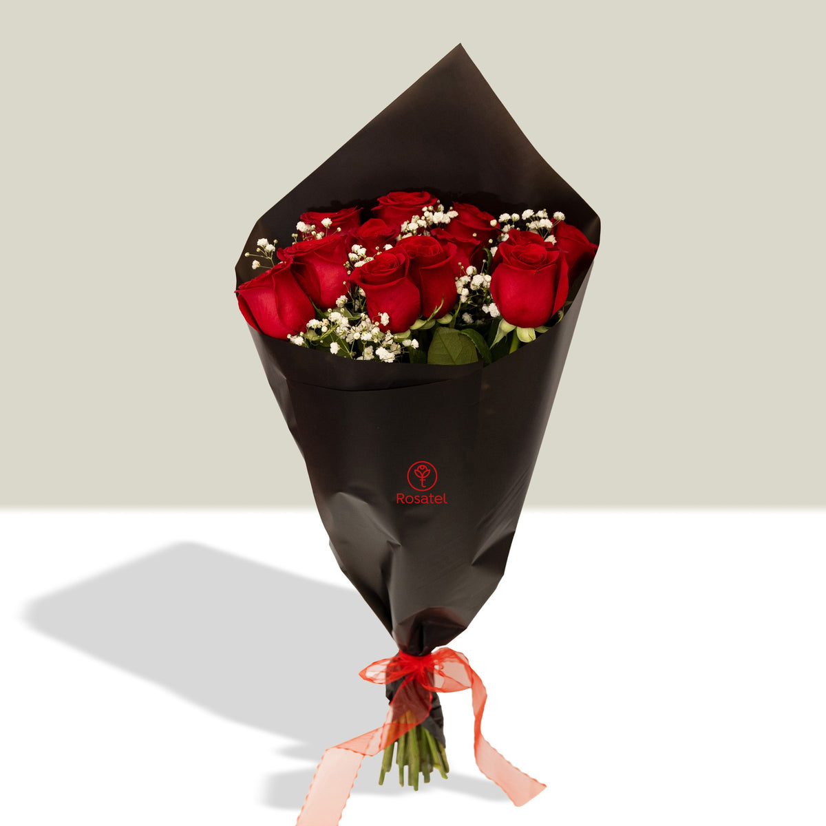 Ramo 12 Rosas y Gypsophilia en Papel Negro – Rosatel Chile