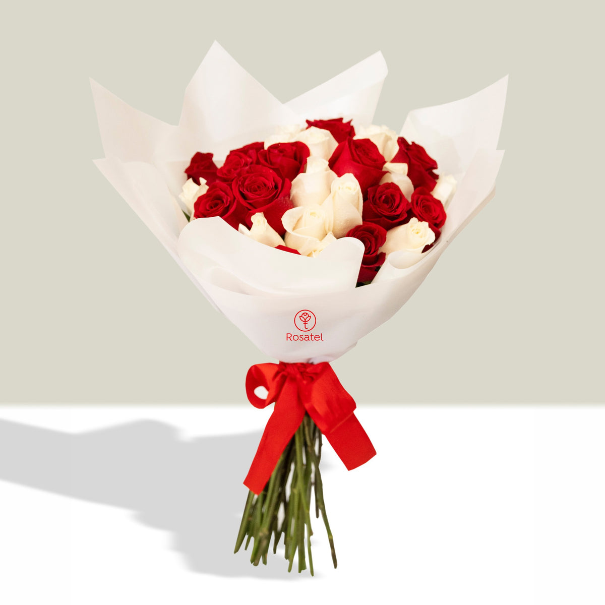 Ramo con 25 Rosas (Rojas y Blancas) – Rosatel Chile